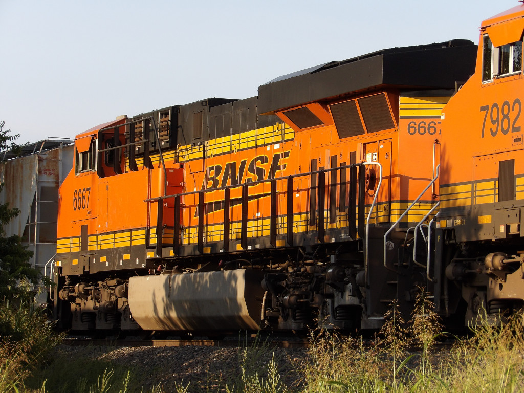 BNSF ES44C4 6667